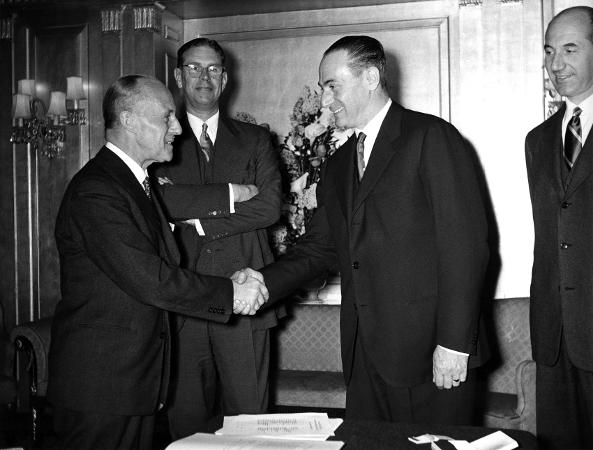 Eni's Historical Archive - Mattei. Firma contratto nucleare Londra